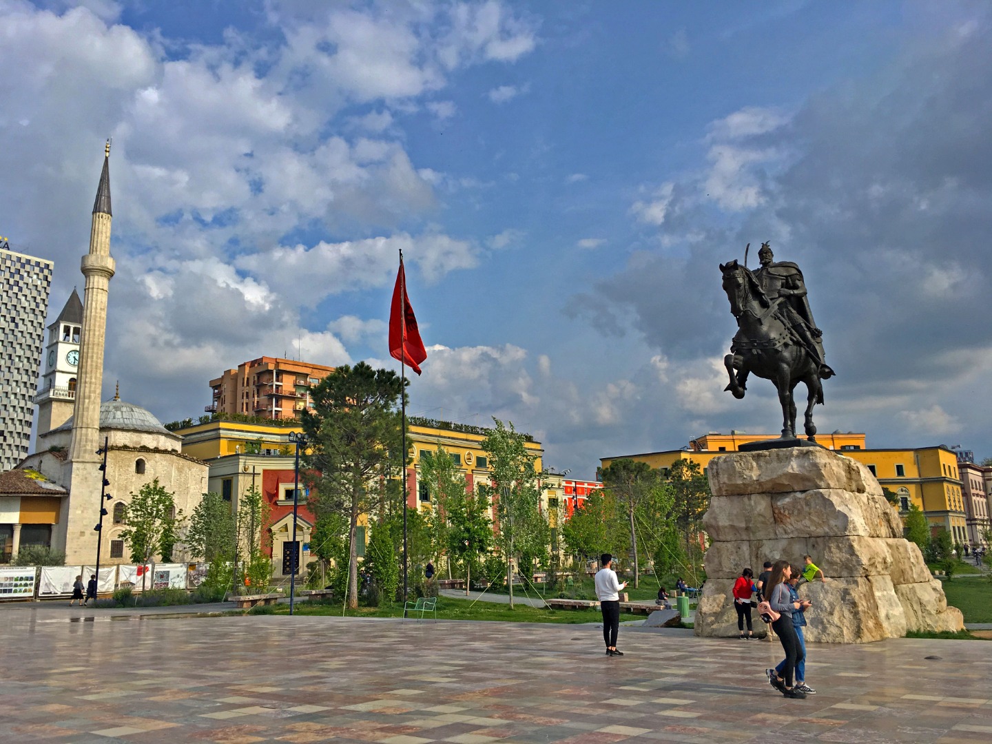 Skanderbegpladsen i Tirana - Læs om pladsen i artiklen her